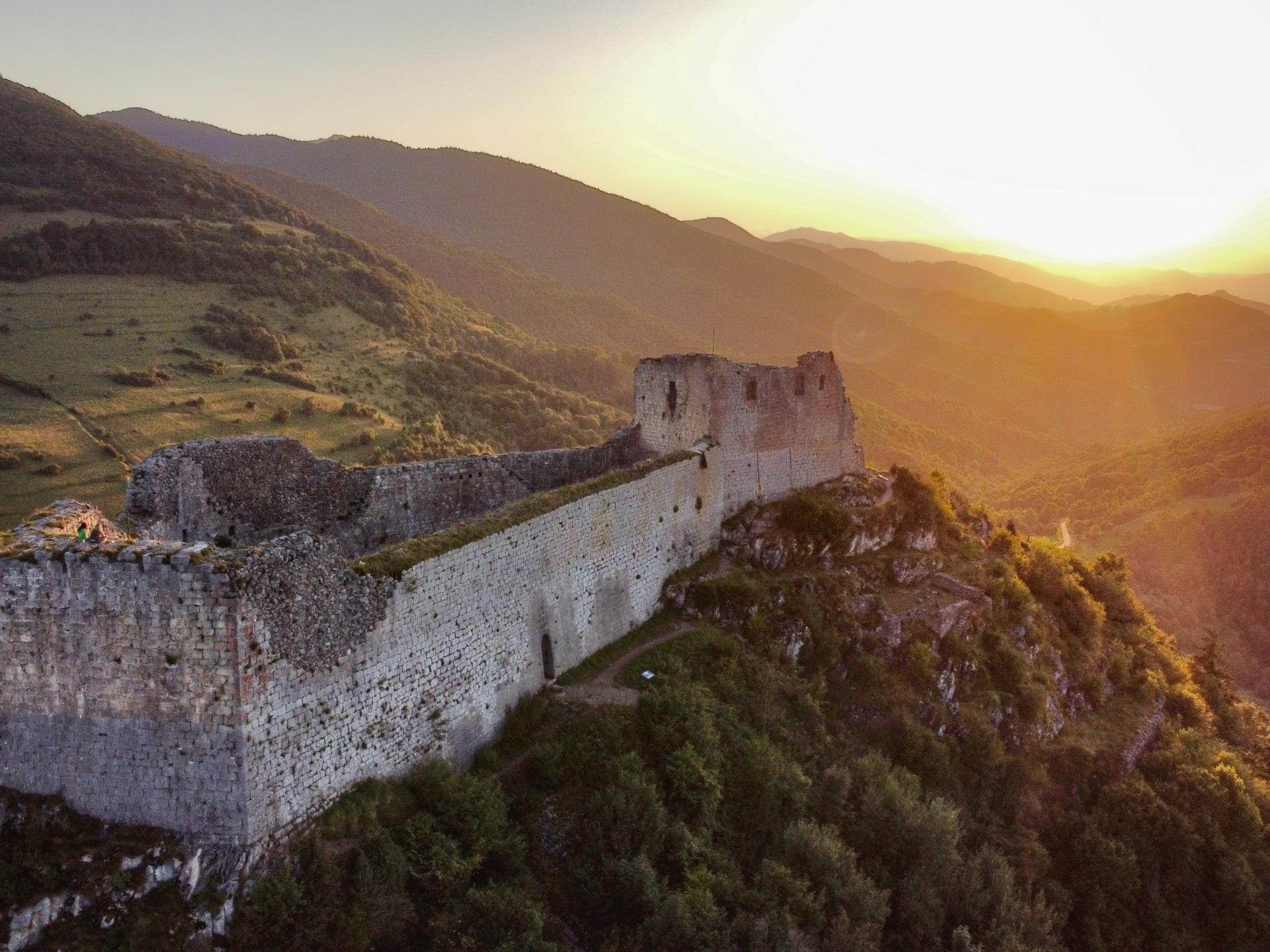 Le catharisme | Site Officiel de l'Office de Tourisme des Pyrénées Cathares